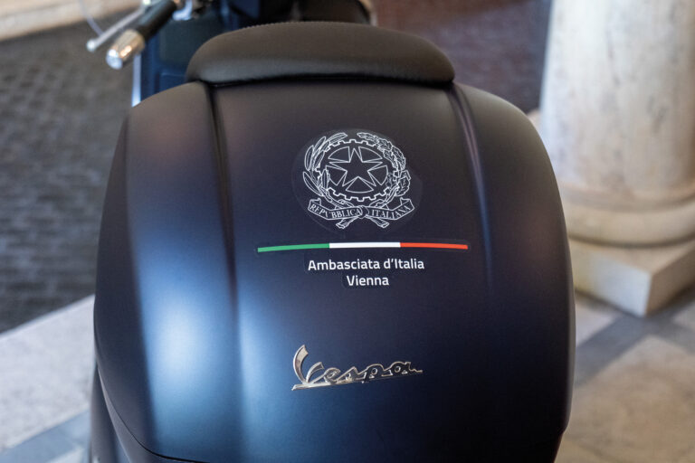 Vespa fährt für die italienische Botschaft in Österreich – Faber Group